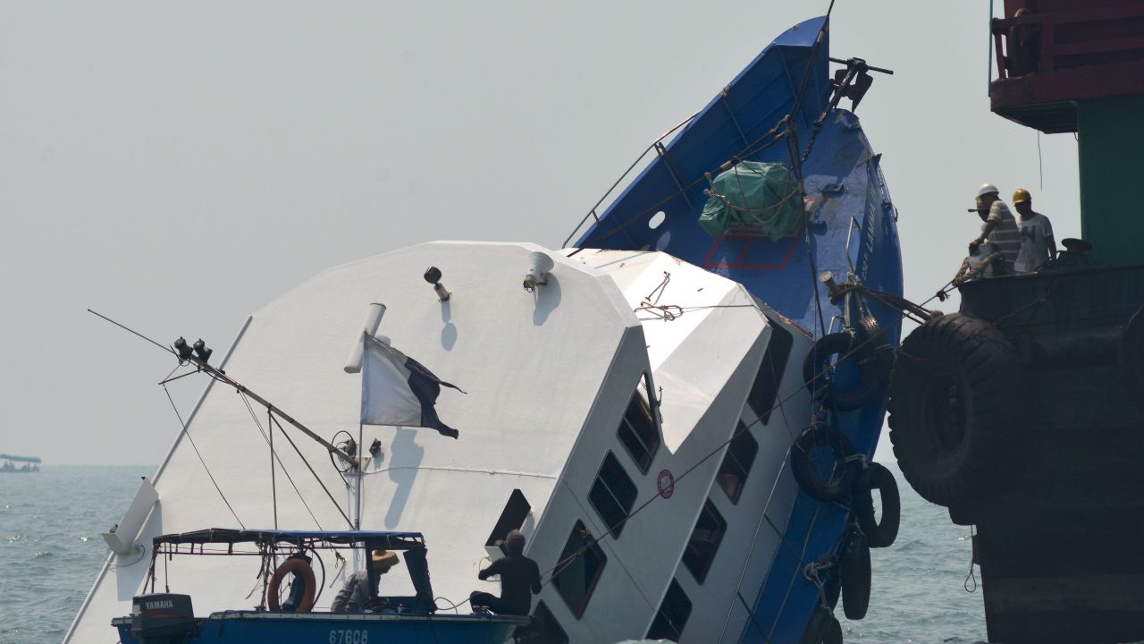 Rescuers search for missing after deadly Hong Kong ferry crash | CNN