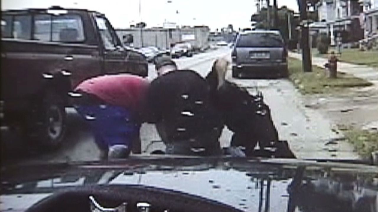 Bystanders Help Cop Fight Suspect Cnn