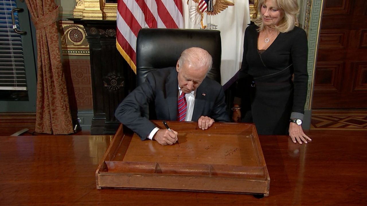 Biden signs desk in farewell tradition | CNN Politics Biden signs desk in farewell tradition | CNN Politics