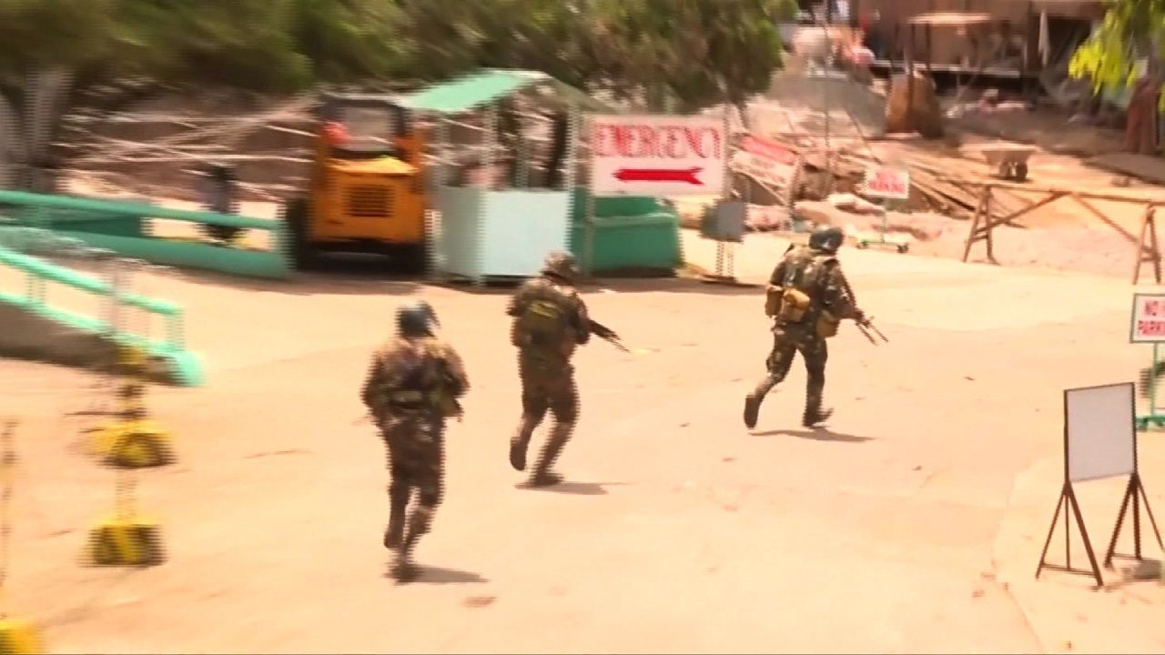 Marawi Fighting Residents Fleeing Besieged Philippines City See Bodies