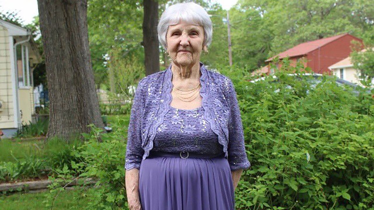 A 97 Year Old Woman Became The Honorary Prom Queen At Her First Prom Cnn
