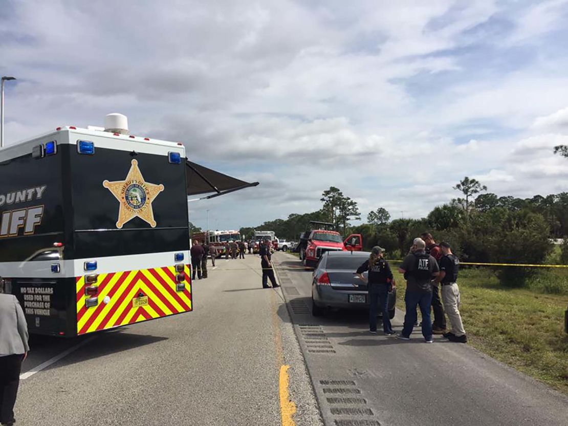 A Florida trooper stopped to help a motorist with a broken-down car ...