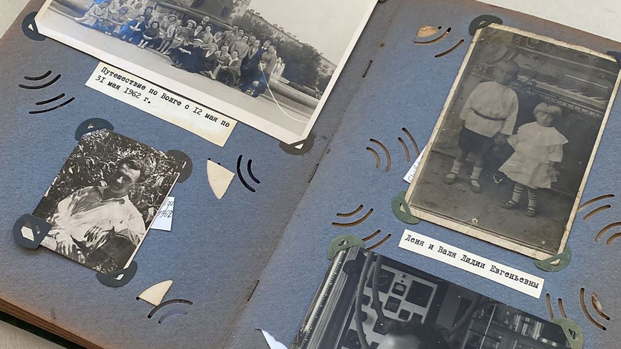 US Ukraine: Woman tracks down rightful owners of long-lost photo album ... US Ukraine: Woman tracks down rightful owners of long-lost photo album ...