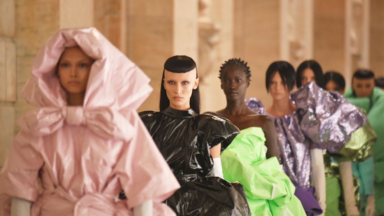 Gigi And Bella Hadid Stun Runway With Partially Shaved Heads Cnn