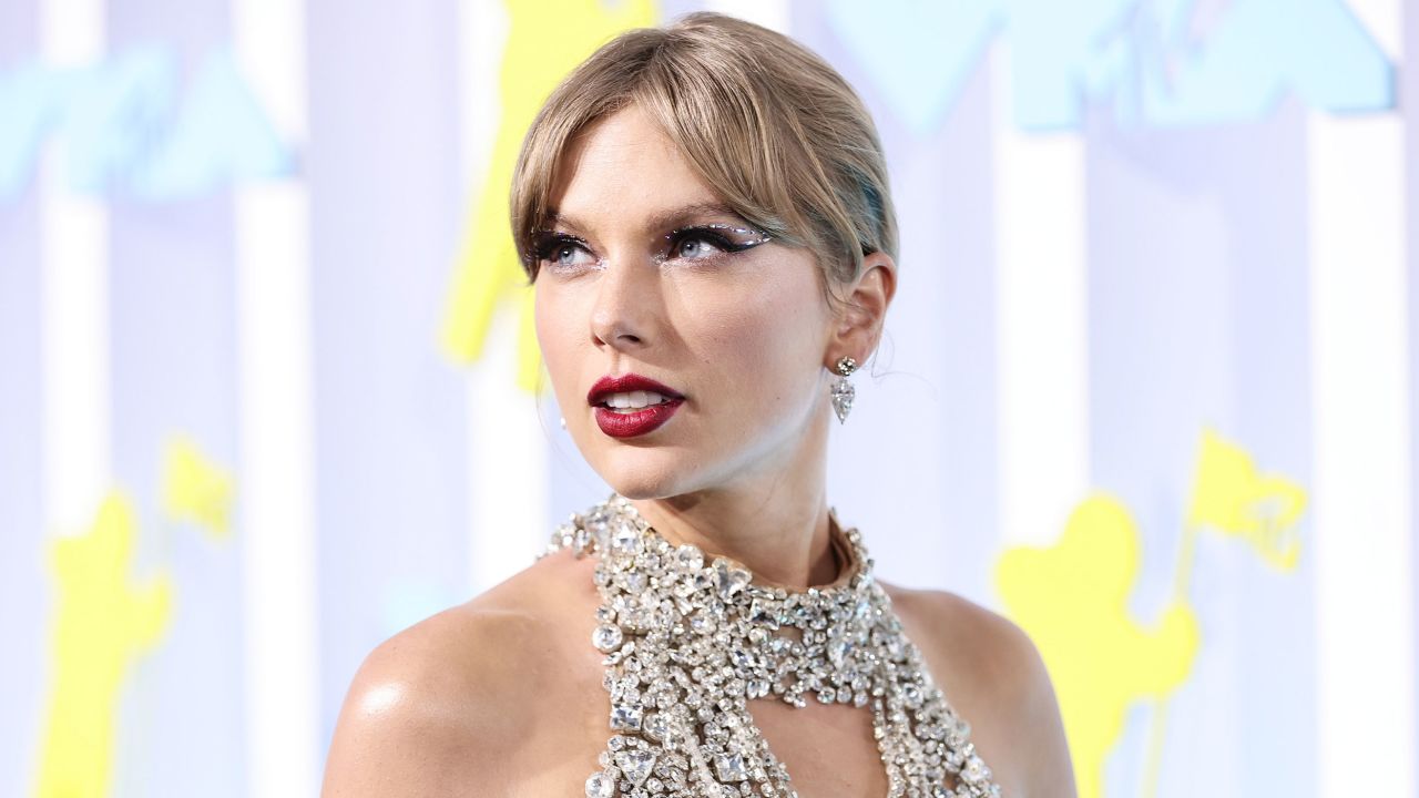 Taylor Swift In A Crystal Oscar De La Renta Dress At The Vmas Cnn