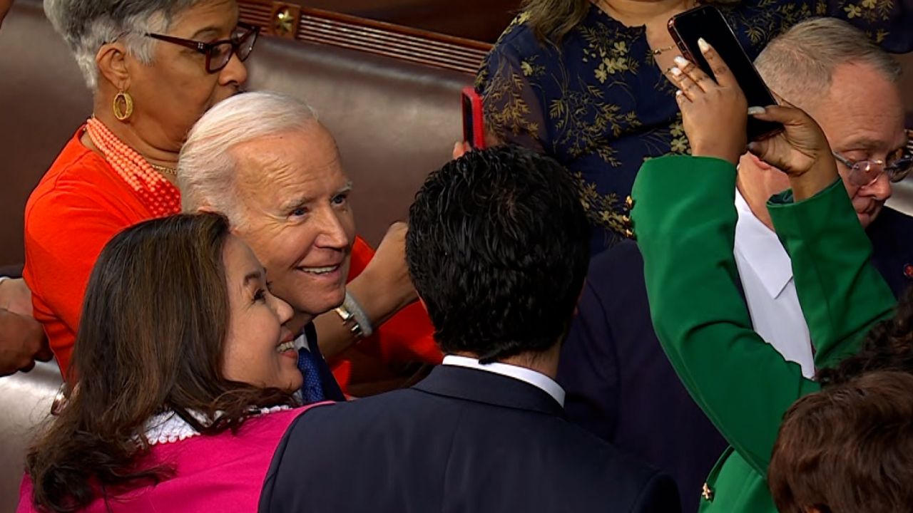 Tapper points out Biden’s ‘unusual moment’ in House chamber | CNN Politics
