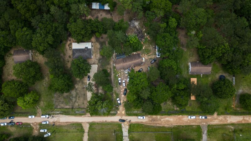 Texas Mass Shooting 200 Officers In A Manhunt For Cleveland Suspect