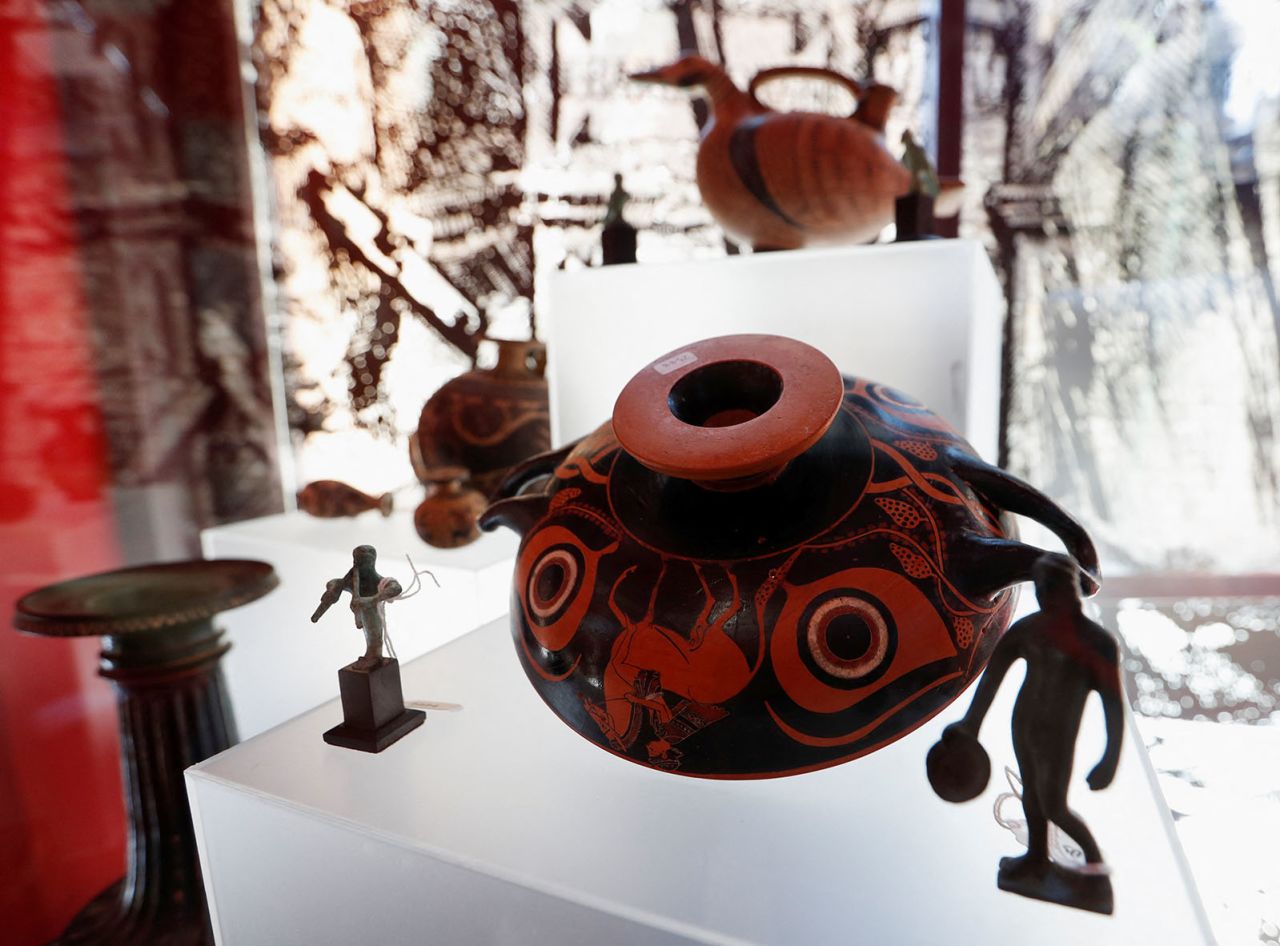 Trove of 750 looted artifacts returned to Italy from disgraced British ... Trove of 750 looted artifacts returned to Italy from disgraced British ...