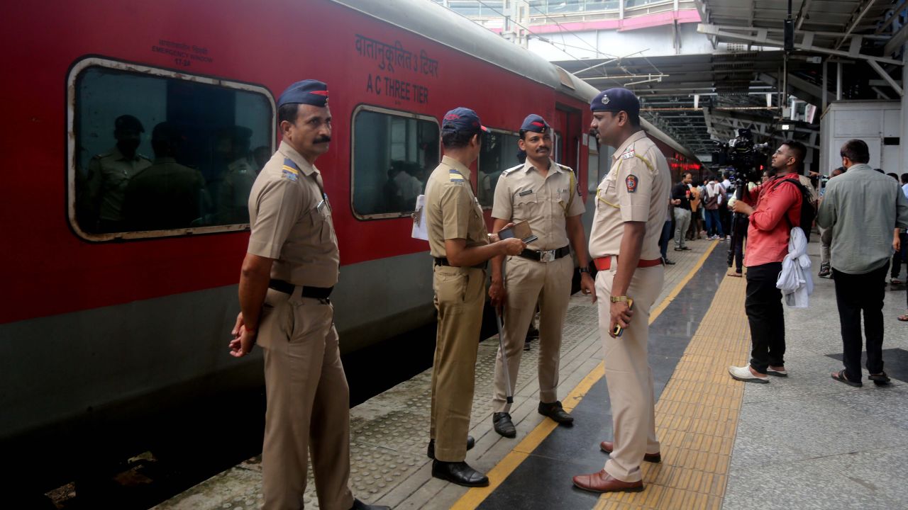 India, Maharashtra train shooting: Four dead after railway officer opens fire on moving train | CNN