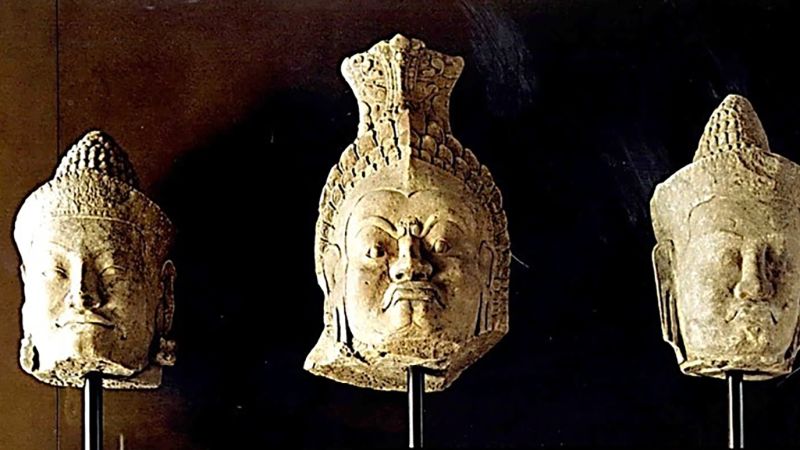 Family of late U.S. billionaire return looted artifacts to Cambodia | CNN Family of late U.S. billionaire return looted artifacts to Cambodia | CNN