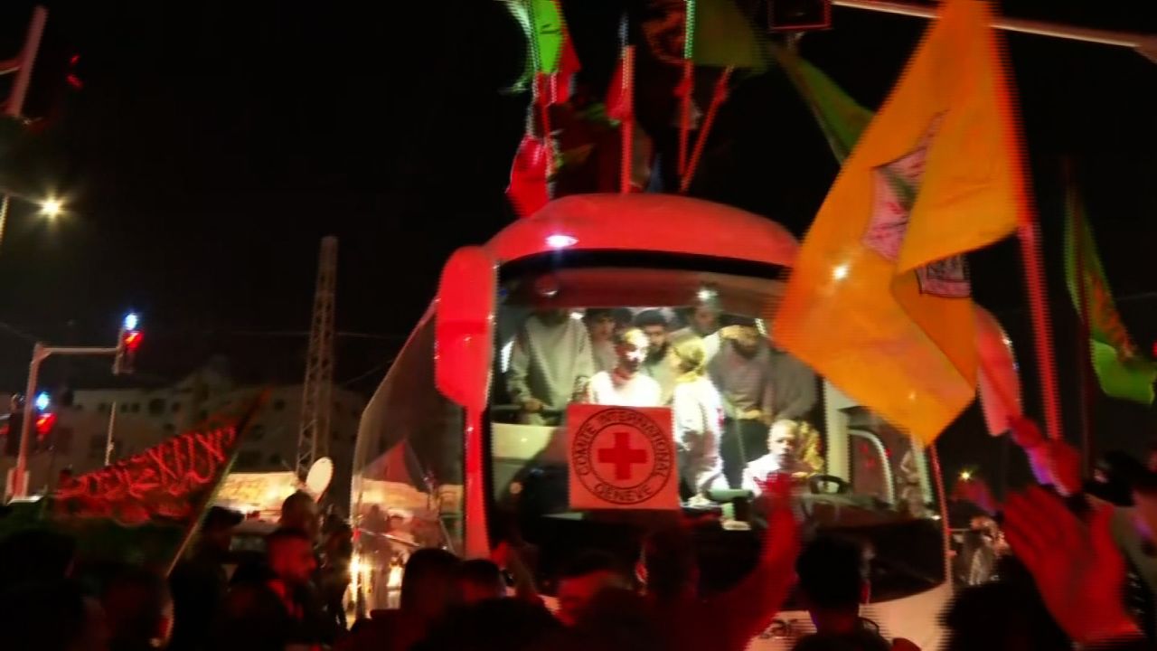 See The Scene In The West Bank After More Palestinian Prisoners And Detainees Were Released Cnn