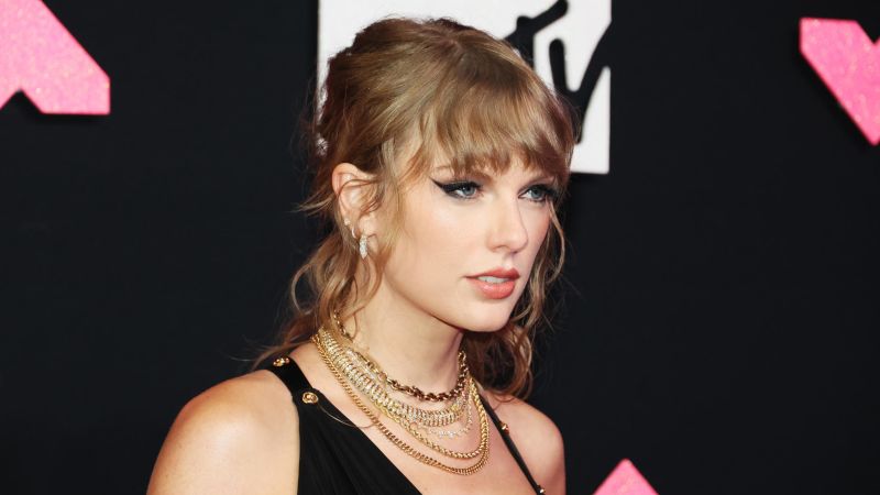 Man Arrested Outside Taylor Swifts Nyc Home Again Charged With