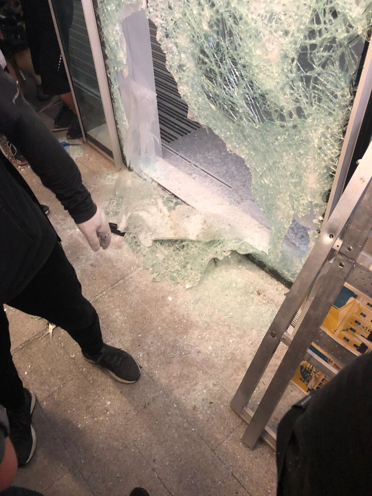 Hong Kong protesters storm government building over China extradition ... Hong Kong protesters storm government building over China extradition ...