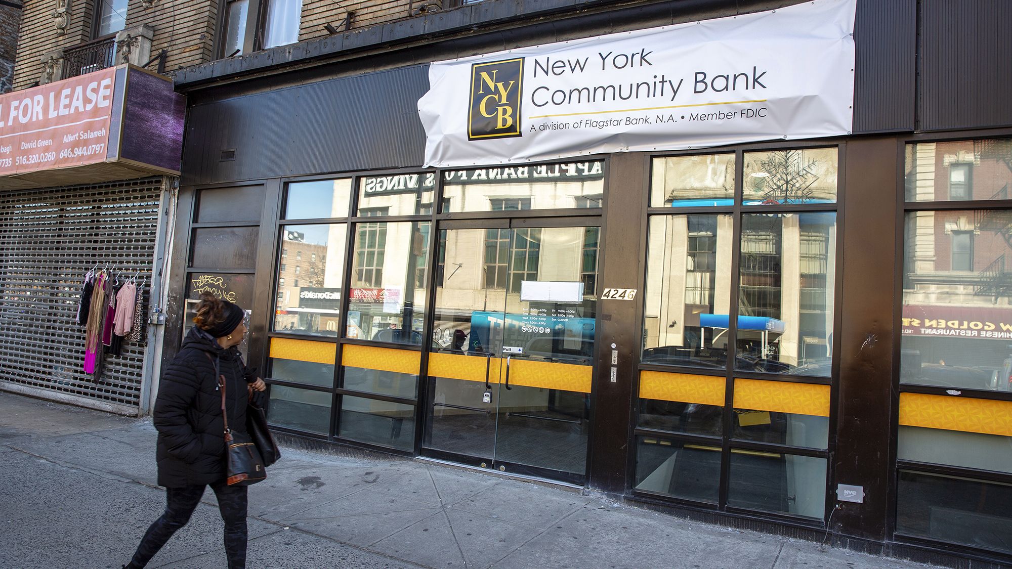 Customers Are Pulling Their Cash From Nycb But Its No Bank Run Cnn