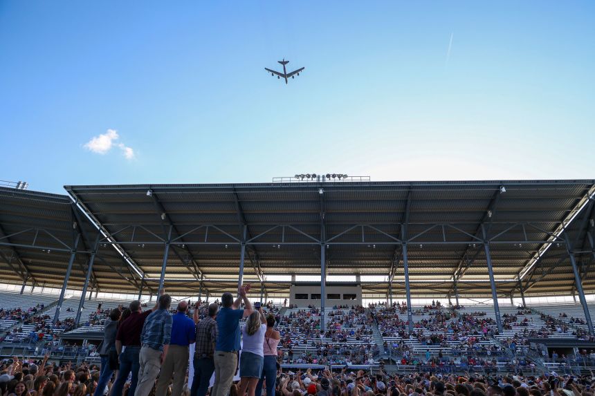 Delta regional jet pilot apologizes to passengers for ‘aggressive maneuver’ to avoid a B-52 ...