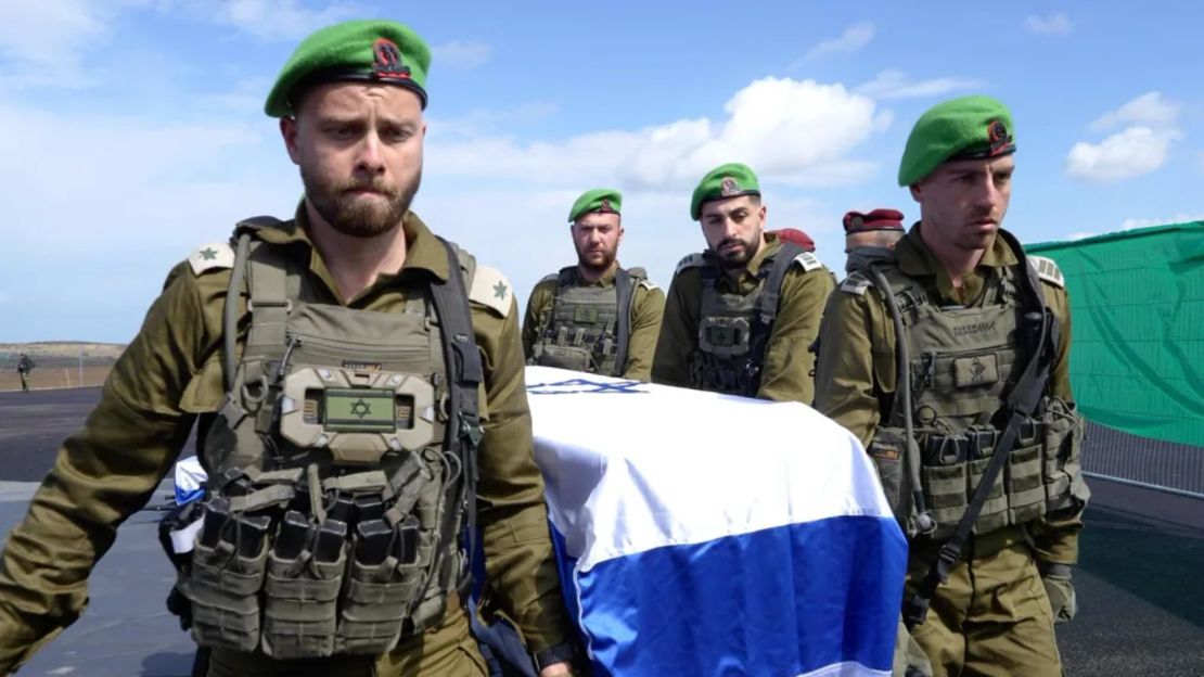 Hamas realiza ceremonia para entregar los cuerpos de 4 rehenes israelíes, que incluirían a los ...