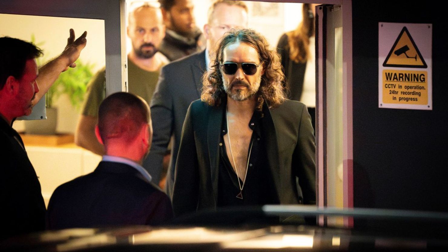 La BBC “investiga urgentemente” las cuestiones planteadas en el documental sobre Russell Brand | CNN