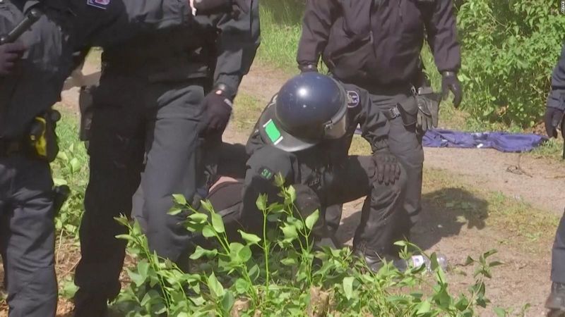 Manifestantes chocan con la policía tras intentar irrumpir en una ... Manifestantes chocan con la policía tras intentar irrumpir en una ...