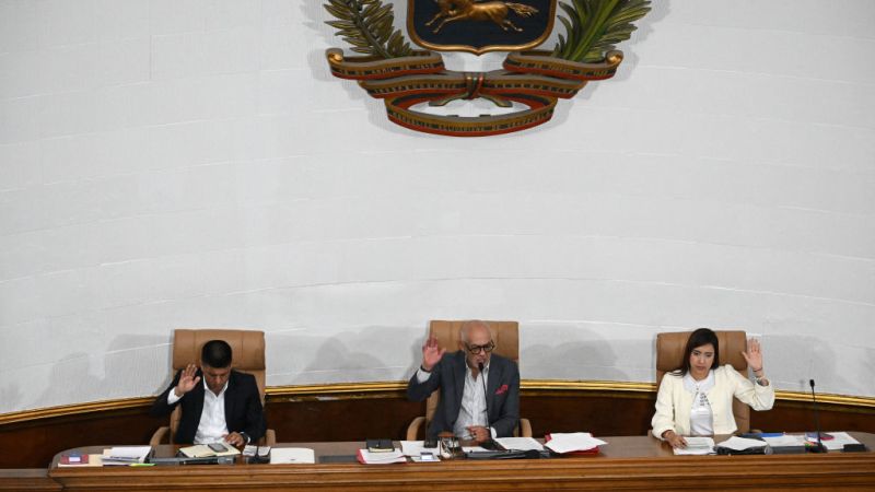 Asamblea de Venezuela aprueba una ley que castiga a los venezolanos que “apoyen llamados a ...