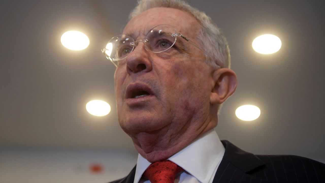 Declaran culpable al expresidente de Colombia Álvaro Uribe por fraude procesal y soborno a ...