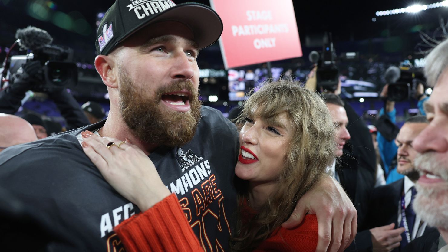 Travis Kelce is speechless as Jason Sudeikis pops awkward question ...