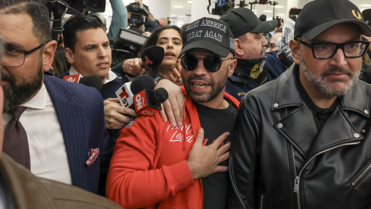 El líder de los Proud Boys, liberado tras el indulto concedido por ... El líder de los Proud Boys, liberado tras el indulto concedido por ...