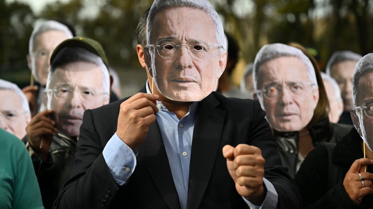 Declaran culpable al expresidente de Colombia Álvaro Uribe por fraude procesal y soborno a ...