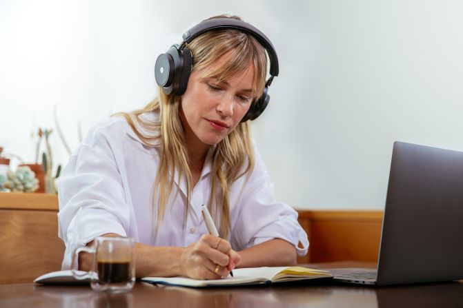 Neurable’s BCI ‘brain-reading’ headphones could stop you burning out | CNN