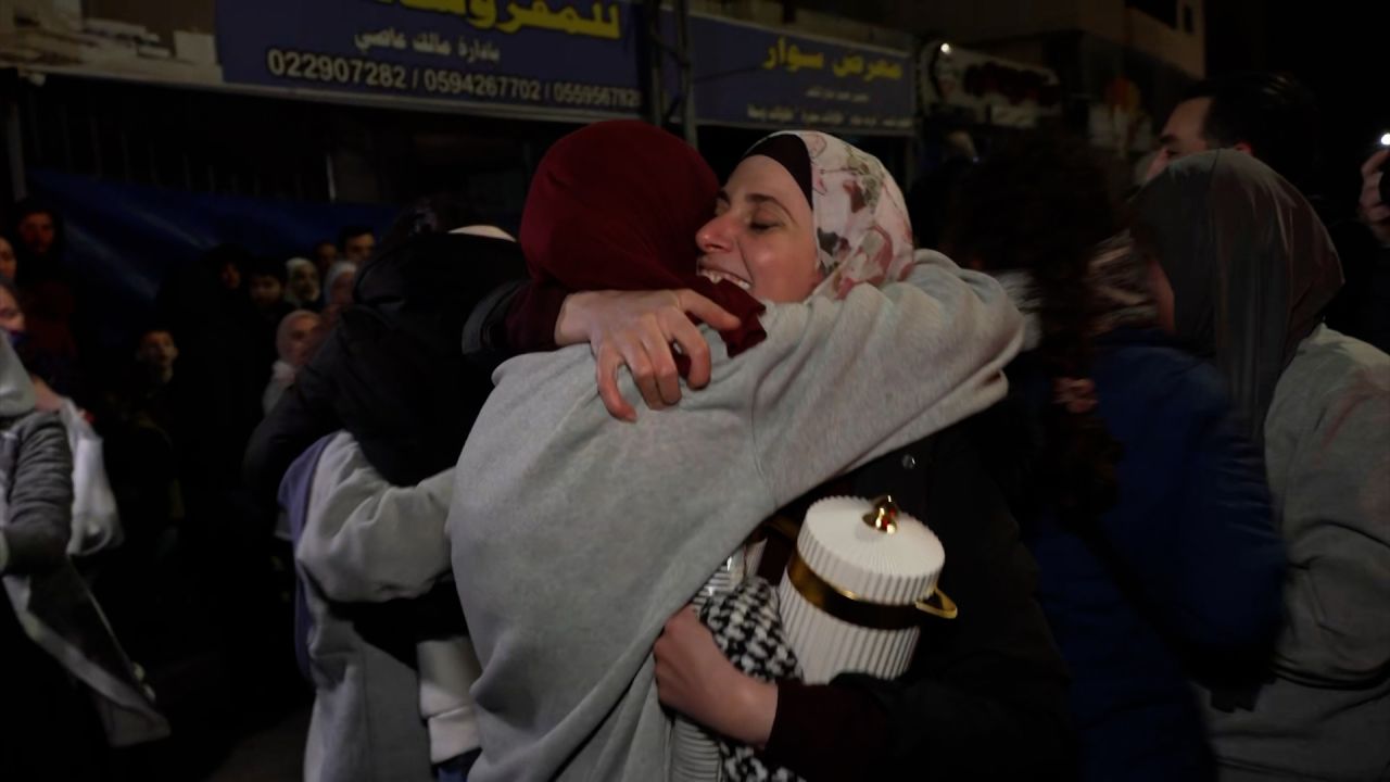 Video: Palestinian prisoners freed in occupied West Bank | CNN
