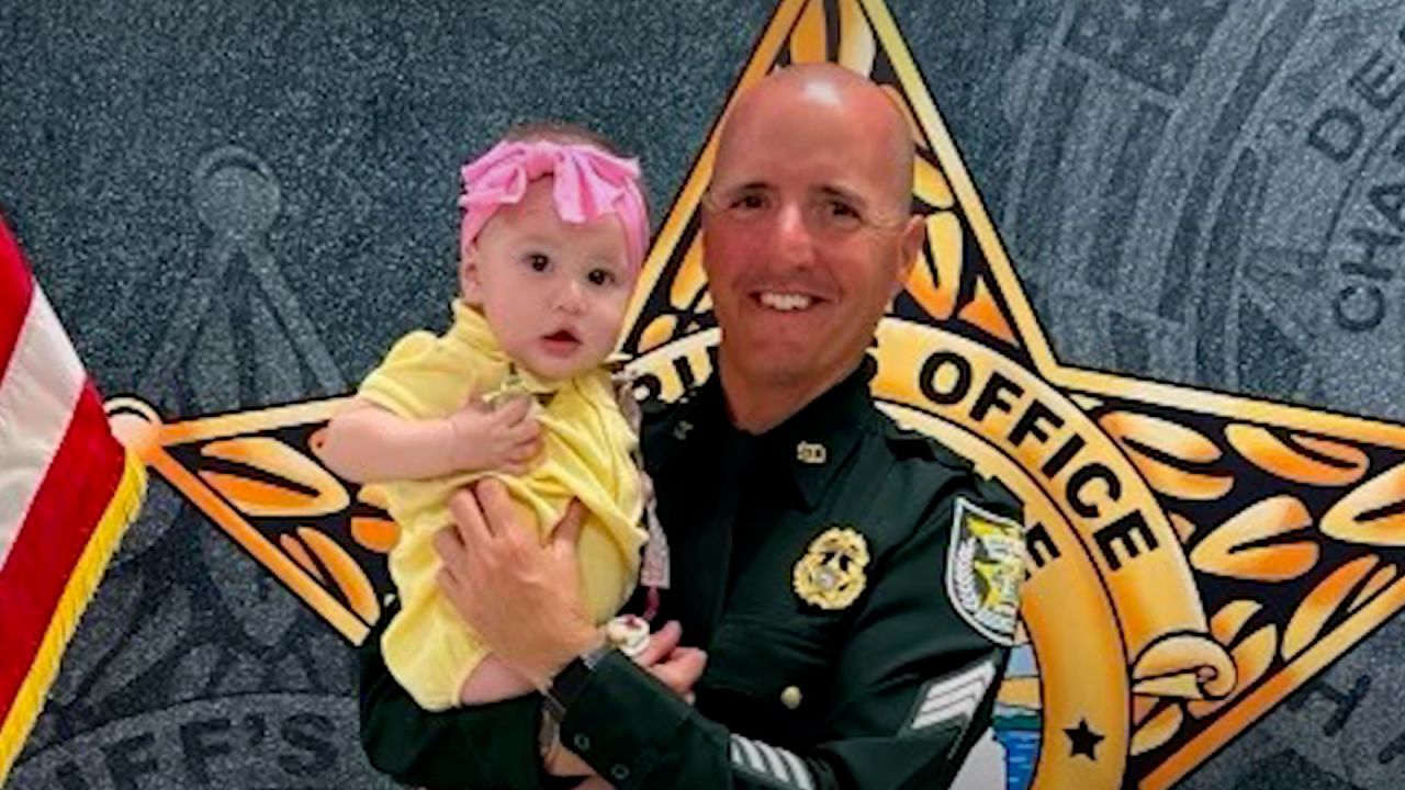 See moments Florida deputy’s quick action saves young family from tragic crash | CNN