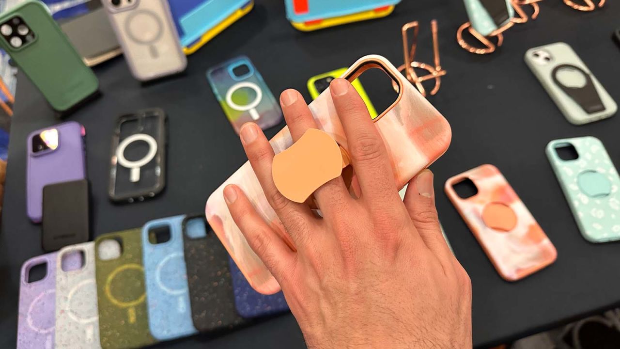 Ces 2023 Hands On With Otterboxs New Ottergrip Symmetry Series Cnn
