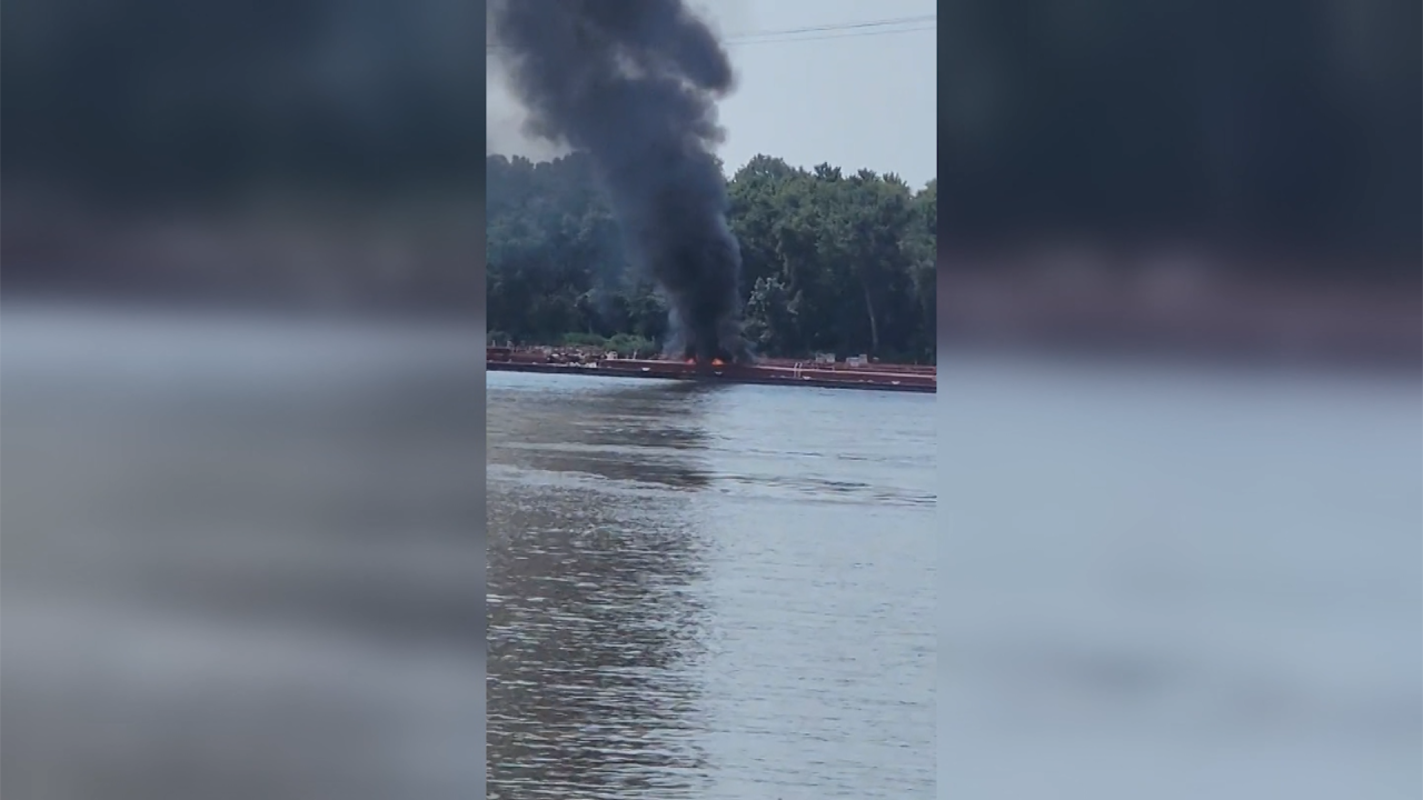 Video shows helicopter crash into barge on Mississippi River | CNN