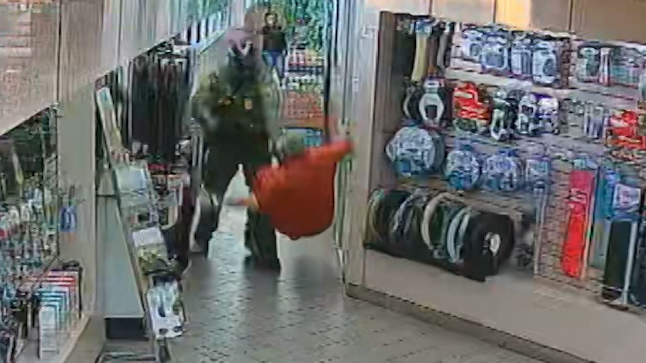 Miedo, golpe económico, incertidumbre como en la pandemia: las redadas de ICE empañan el futuro ...